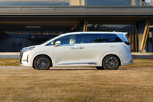 Denza D9 vs ZEEKR 009 Comparison | Zigwheels