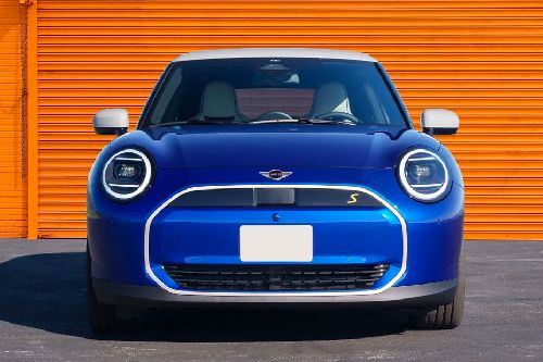 Here’s your first glimpse at 2024 Mini Cooper EV’s retro-futuristic cabin