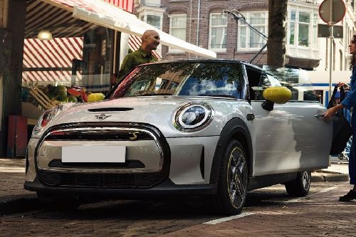 Here’s your first glimpse at 2024 Mini Cooper EV’s retro-futuristic cabin