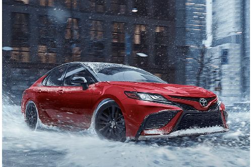 Toyota Camry 2024 vs Volvo XC40 Recharge Perbandingan | Zigwheels