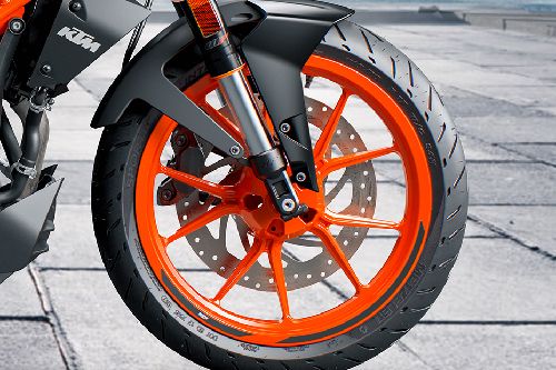 2024 KTM 390 Duke debuts with bigger engine, new styling, and more tech