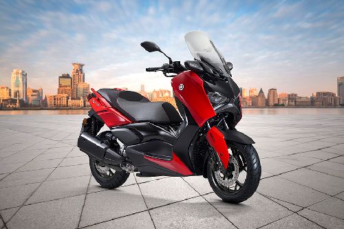 Vespa Sprint 150 vs Yamaha XMax 250 Perbandingan | Zigwheels